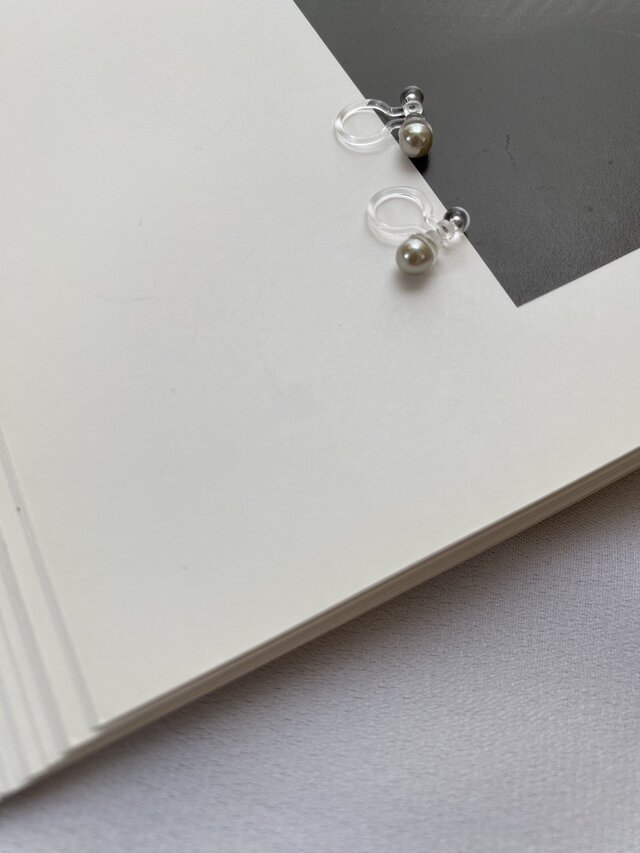 樹脂(ポリカーボネート)痛みなくホールドのイヤリング ノンホールクリップピアス（イヤリング）グレーパール4mm | iichi ハンドメイド・クラフト作品・手仕事品の通販