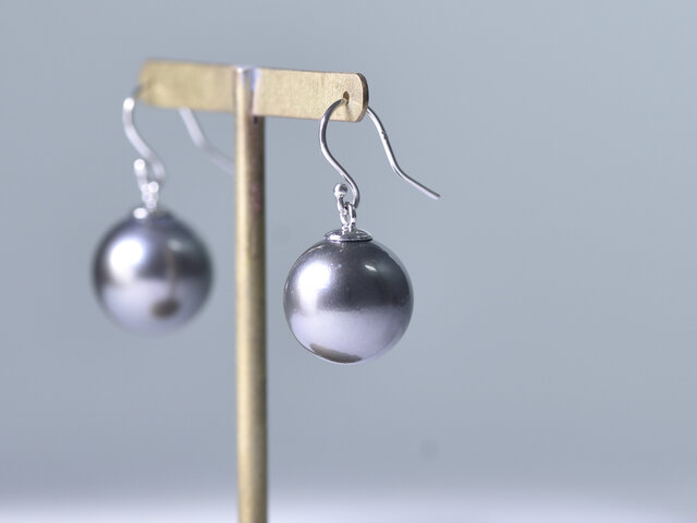 south sea black pearl 12.3mm_12.4mm / pt900 【hook pierce】 | iichi 日々の暮らしを心地よくするハンドメイドやアンティークの ...