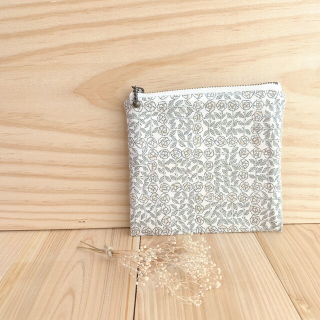☆リバティ 12cmファスナー ぺたんこポーチ＜SleepingRose＞(スリーピングローズ)グレー | iichi ハンドメイド・クラフト作品・手仕事品の通販