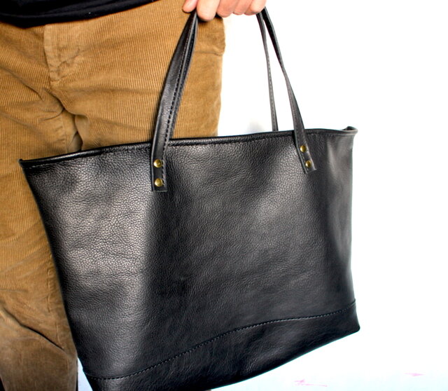 【一点物即納品】手縫いのトートバッグ ～本革シュリンクヌメ ブラック〜 | iichi 日々の暮らしを心地よくするハンドメイドやアンティークのマーケットプレイス