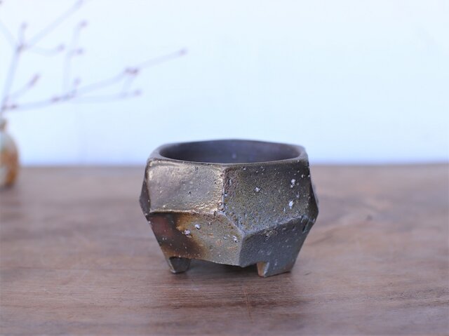 備前焼 三つ足ぐい呑み gi-342 | iichi 日々の暮らしを心地よくするハンドメイドやアンティークのマーケットプレイス