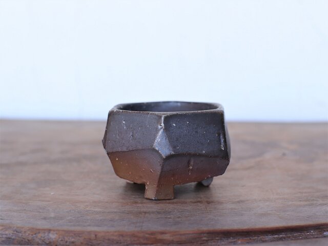 備前焼 三つ足ぐい呑み gi-342 | iichi 日々の暮らしを心地よくするハンドメイドやアンティークのマーケットプレイス