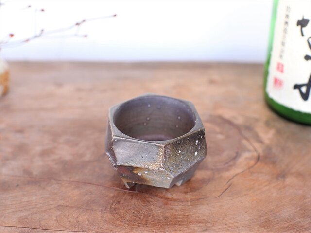 備前焼 三つ足ぐい呑み gi-342 | iichi 日々の暮らしを心地よくするハンドメイドやアンティークのマーケットプレイス