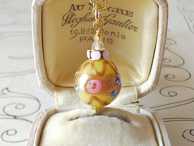 ヴィンテージ Cream-YellowヴェネチアンWedding-Cake-Bead(14.7㎜) ネックレス | iichi 日々の暮らしを心地よくするハンドメイドやアンティークのマーケットプレイス