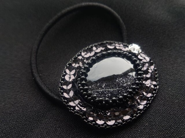 *Always*ブラックカラーのラメとスパンコールのヘアゴム | iichi 日々の暮らしを心地よくするハンドメイドやアンティークのマーケットプレイス