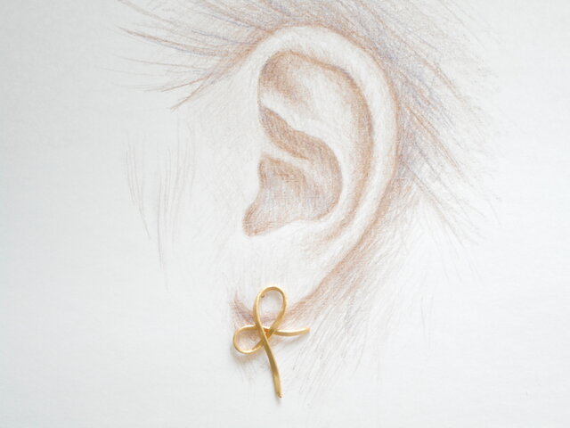 リボンのピアス 02-a ゴールドカラー | iichi 日々の暮らしを心地よくするハンドメイドやアンティークのマーケットプレイス