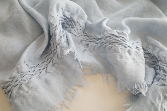 スモッキング刺繡の大判ストール・light blue | iichi 日々の暮らしを心地よくするハンドメイドやアンティークのマーケットプレイス