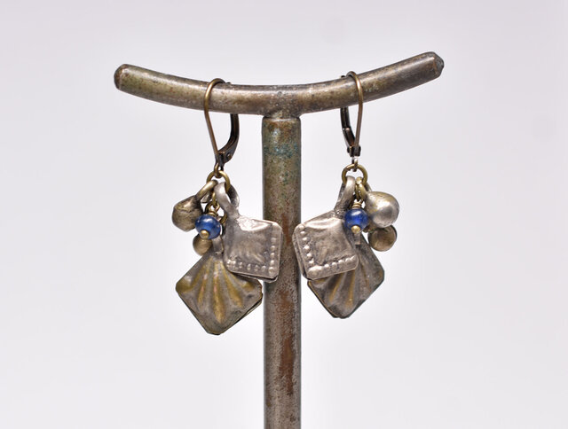 2種類のアフガンメタルとブルーアンティークビーズ、民族鈴のピアス | iichi ハンドメイド・クラフト作品・手仕事品の通販