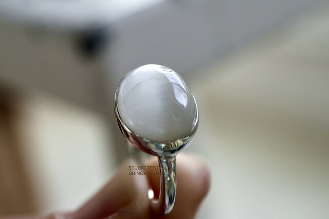 [silkの輝きwhite cat's eye topaz]ring | iichi ハンドメイド・クラフト作品・手仕事品の通販