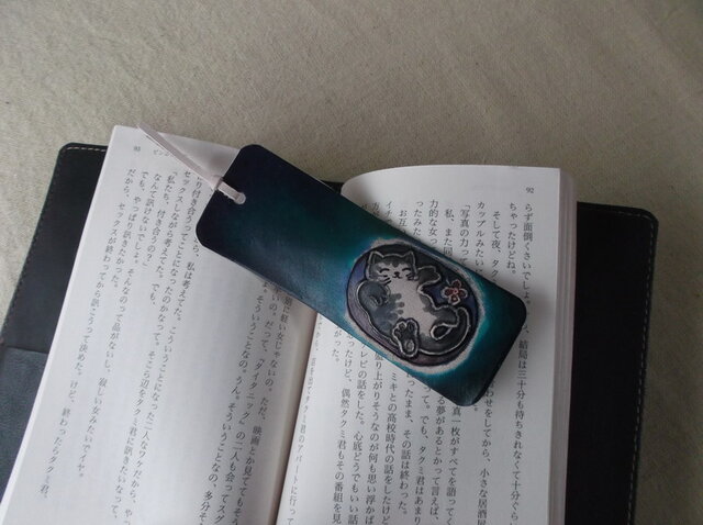 ※予約品ページ 牛革のしおり メッセージや名入れできます。猫 刻印＆拭き染め | iichi ハンドメイド・クラフト作品・手仕事品の通販