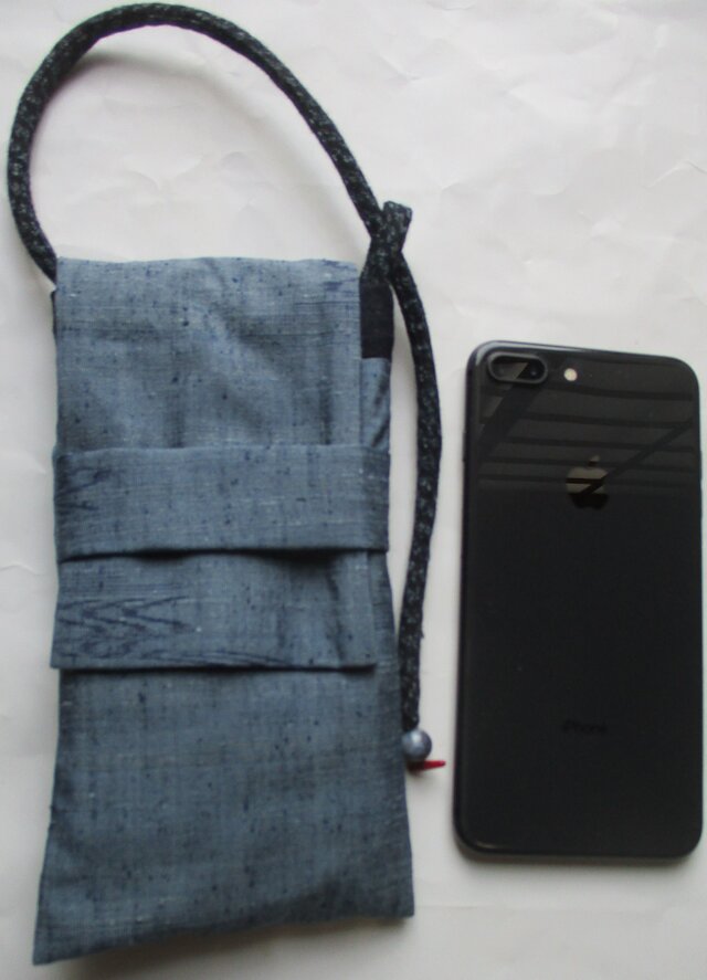 7001 琉球紬で作ったスマホポーチ＃送料無料 | iichi ハンドメイド・クラフト作品・手仕事品の通販