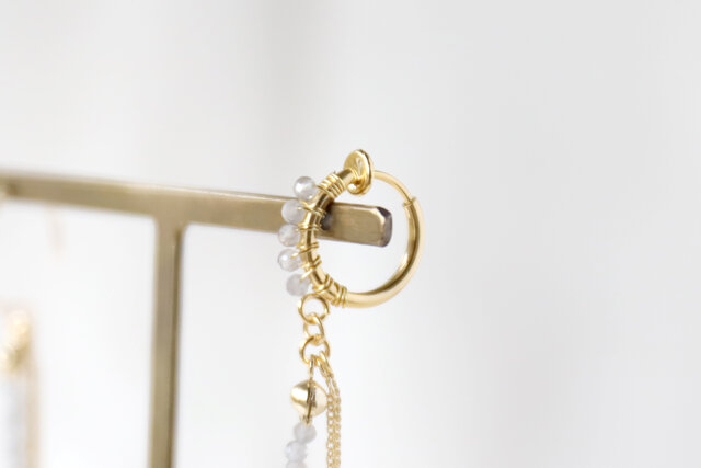 " i ? " カラーストーンイヤリング（グレームーンストーン）#1010 | iichi ハンドメイド・クラフト作品・手仕事品の通販