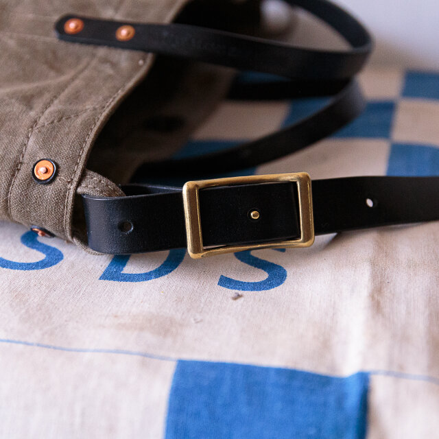 時代を経たパラフィン帆布から出る艶が素敵な1946イギリス軍ヴィンテージキャンバス2wayトートバッグIND1428 | iichi ハンドメイド・クラフト作品・手仕事品の通販