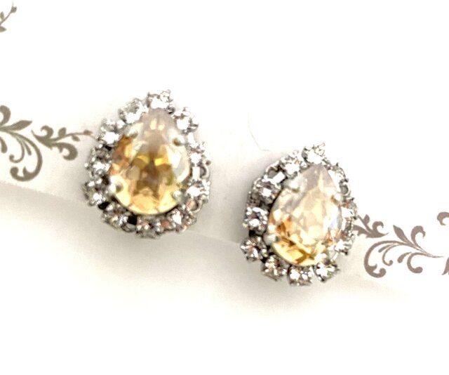 スワロフスキー 大粒 雫（しずく）bijou イヤリング④】ゴールデンシャドウ 22mm×13mm | iichi 日々の暮らしを心地よくする ...
