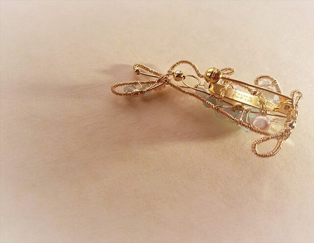 Wire artブローチ「夢を叶えるRabbit」 | iichi ハンドメイド・クラフト作品・手仕事品の通販