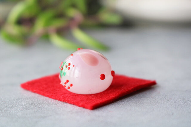 ガラスのうさぎ（南天）ミニサイズ ピンク | iichi 日々の暮らしを心地よくするハンドメイドやアンティークのマーケットプレイス