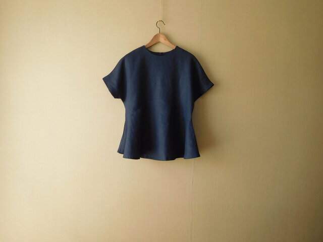 リネンのペプラムブラウス ネイビー(S~LL) | iichi 日々の暮らしを心地よくするハンドメイドやアンティークのマーケットプレイス