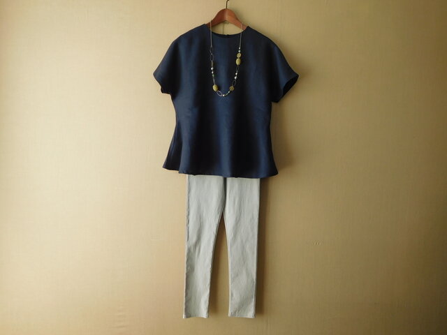 リネンのペプラムブラウス ネイビー(S~LL) | iichi 日々の暮らしを心地よくするハンドメイドやアンティークのマーケットプレイス