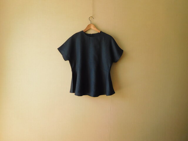 リネンのペプラムブラウス ブラック(S~LL) | iichi 日々の暮らしを心地よくするハンドメイドやアンティークのマーケットプレイス