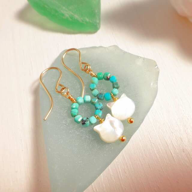 14kgf・マザーオブパールとターコイズのピアス＊お散歩白猫 | iichi ハンドメイド・クラフト作品・手仕事品の通販
