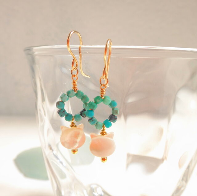 14kgf・マザーオブパールとターコイズのピアス＊お散歩白猫 | iichi ハンドメイド・クラフト作品・手仕事品の通販