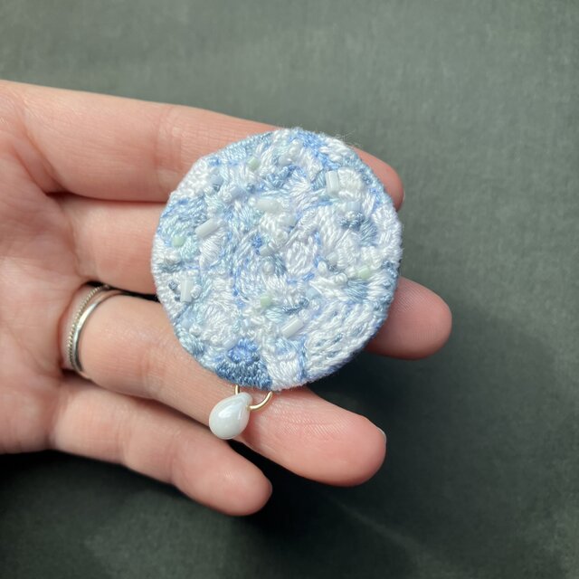 空の刺繍ブローチD | iichi ハンドメイド・クラフト作品・手仕事品の通販
