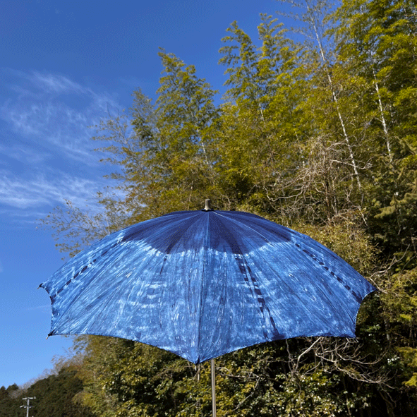 藍と柿渋絞り染め折りたたみ日傘23029 | iichi ハンドメイド・クラフト作品・手仕事品の通販