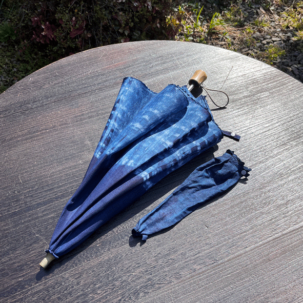 藍と柿渋絞り染め折りたたみ日傘23029 | iichi ハンドメイド・クラフト作品・手仕事品の通販
