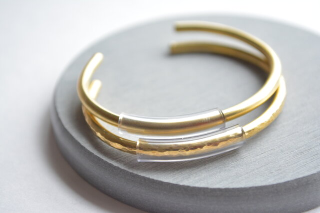 【全2種】PVC×真鍮 異素材バングル typeA | iichi ハンドメイド・クラフト作品・手仕事品の通販