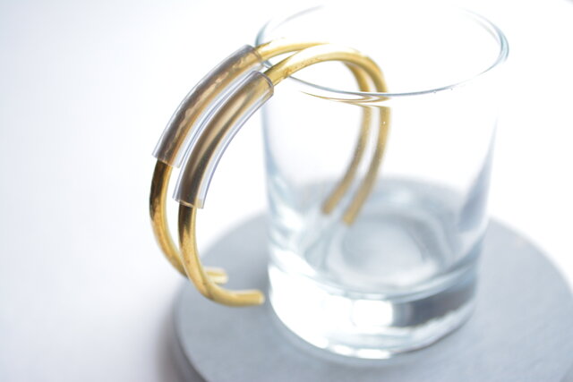 【全2種】PVC×真鍮 異素材バングル typeA | iichi ハンドメイド・クラフト作品・手仕事品の通販