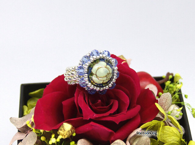 （新作）白薔薇転写青玉リング《ビーズアクセサリー》 | iichi ハンドメイド・クラフト作品・手仕事品の通販