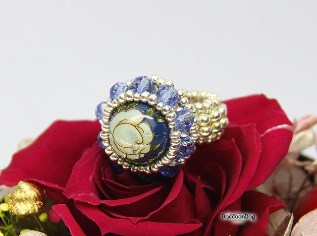 （新作）白薔薇転写青玉リング《ビーズアクセサリー》 | iichi ハンドメイド・クラフト作品・手仕事品の通販