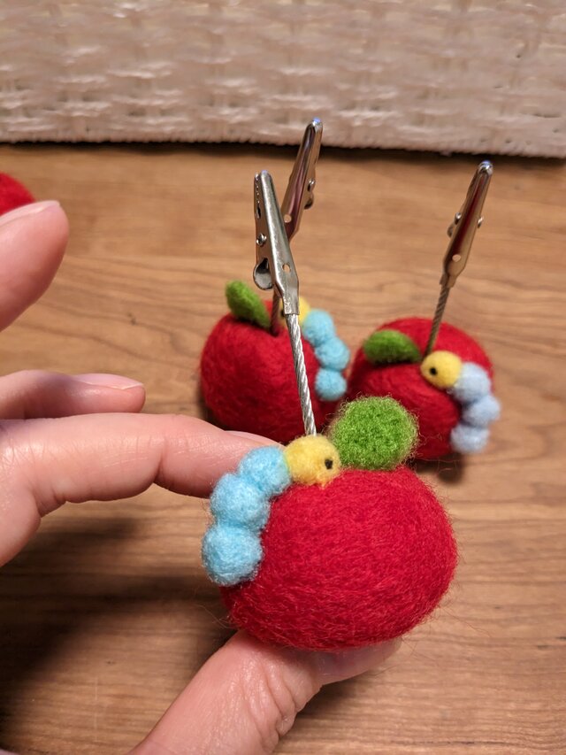 羊毛フェルト あおむしとりんごのメモスタンド | iichi ハンドメイド・クラフト作品・手仕事品の通販