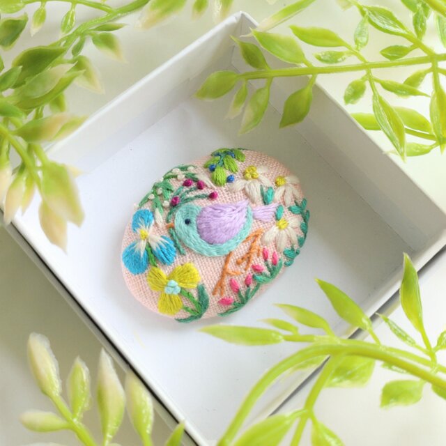 ことりと草花の刺繍ブローチ(botanical） | iichi ハンドメイド・クラフト作品・手仕事品の通販