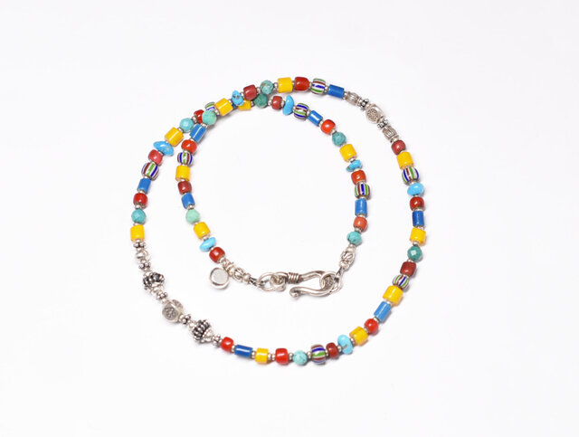 カラフルホワイトハーツとマルチカラーシェブロンビーズ、ターコイズ、カレンシルバーのネックレス | iichi ハンドメイド・クラフト作品・手仕事品の通販