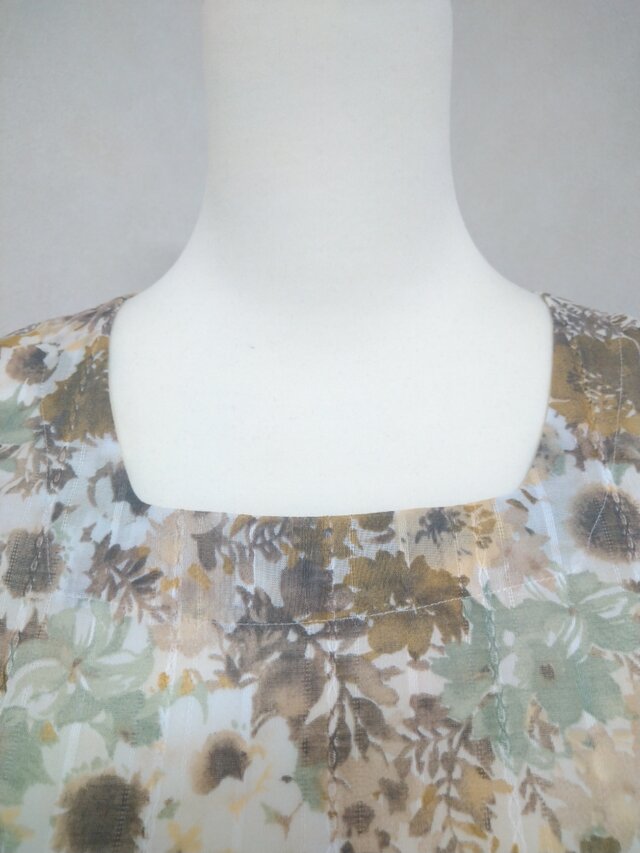 ボタニカルな優しさと、柔らかフレアーのエプロン。YPOf-95 | iichi ハンドメイド・クラフト作品・手仕事品の通販