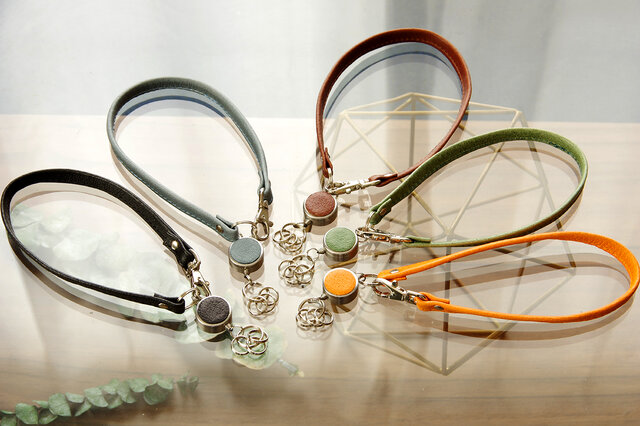 《RUSSETY》レザーリールストラップ ブラック | iichi ハンドメイド・クラフト作品・手仕事品の通販