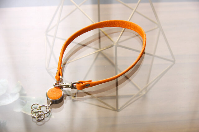 《RUSSETY》レザーリールストラップ キャロットオレンジ | iichi ハンドメイド・クラフト作品・手仕事品の通販
