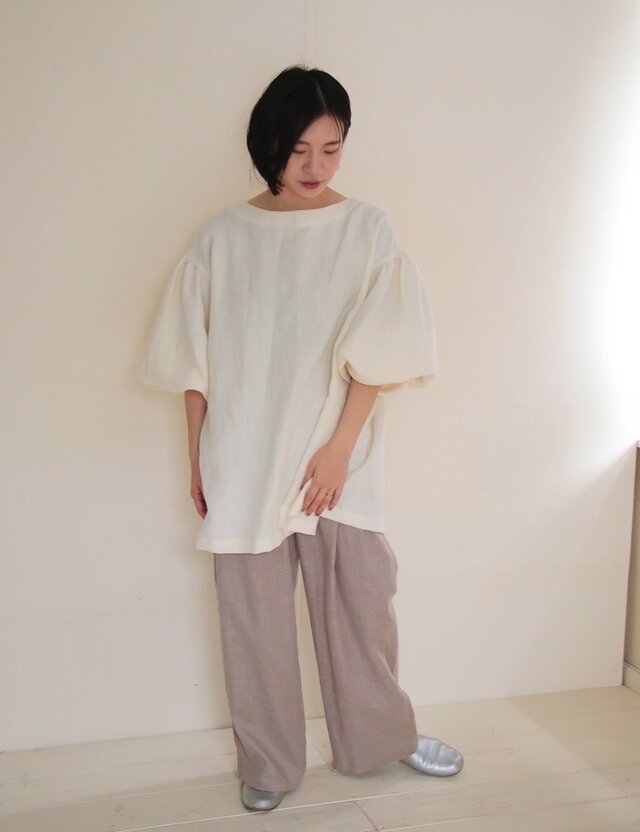 リネンのバルーンスリーブプルオーバー（オフホワイト） | iichi 日々の暮らしを心地よくするハンドメイドやアンティークのマーケットプレイス