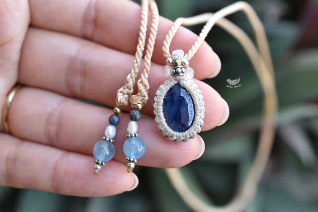ブルーのグラデーション★bicolor サファイア マクラメネックレス998 | iichi ハンドメイド・クラフト作品・手仕事品の通販