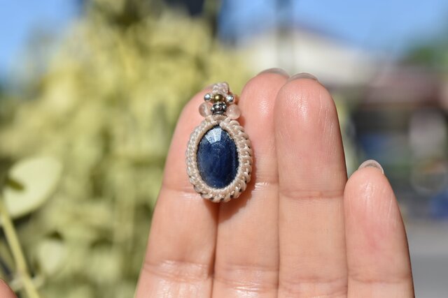 ブルーのグラデーション★bicolor サファイア マクラメネックレス998 | iichi ハンドメイド・クラフト作品・手仕事品の通販