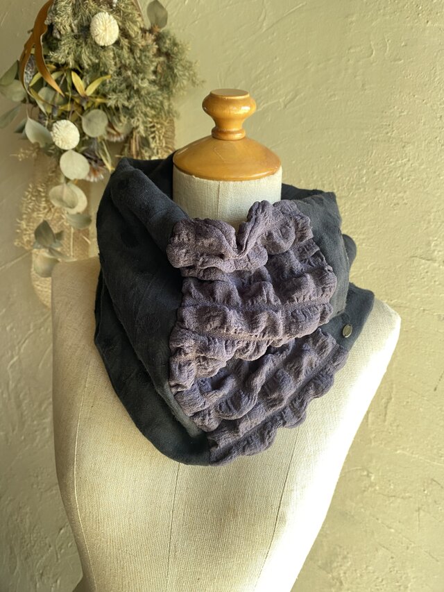 capella ドット刺繍がステキなブラックリネン×チャコールグレーポコポコポップコーン生地のスヌード | iichi ハンドメイド・クラフト作品・手仕事品の通販
