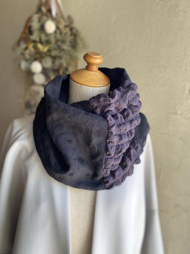 capella ドット刺繍がステキなブラックリネン×チャコールグレーポコポコポップコーン生地のスヌード | iichi ハンドメイド・クラフト作品・手仕事品の通販