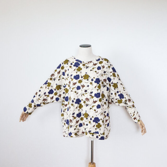 レトロな花柄のスウェット | iichi ハンドメイド・クラフト作品・手仕事品の通販