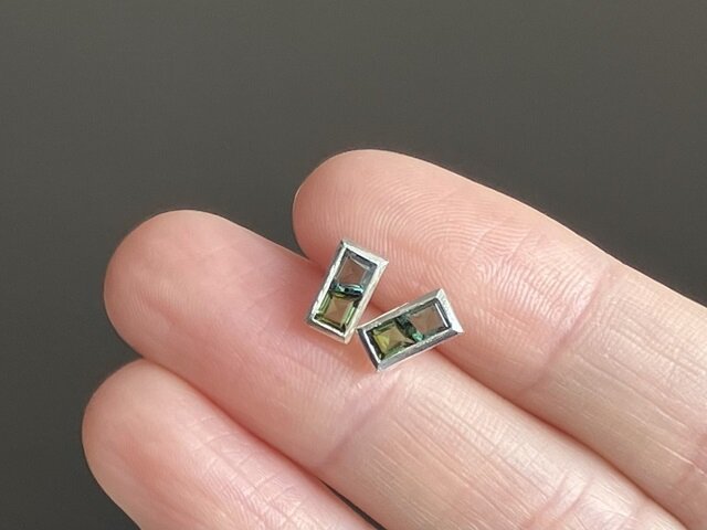 2色のトルマリン・ピアス（silver） | iichi 日々の暮らしを心地よくするハンドメイドやアンティークのマーケットプレイス