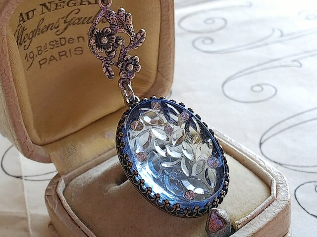 ヴィンテージ 7粒 Rhinestone/ Leaf (ライトサファイア）アンティークSilverネックレス | iichi 日々の暮らしを心地よくするハンドメイドやアンティークのマーケットプレイス