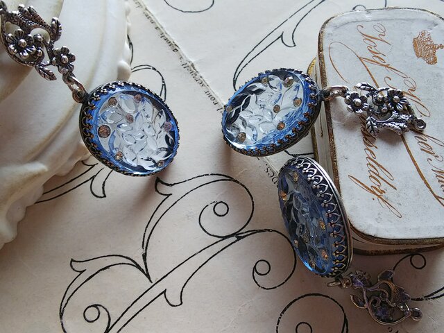 ヴィンテージ 7粒 Rhinestone/ Leaf (ライトサファイア）アンティークSilverネックレス | iichi 日々の暮らしを心地よくするハンドメイドやアンティークのマーケットプレイス