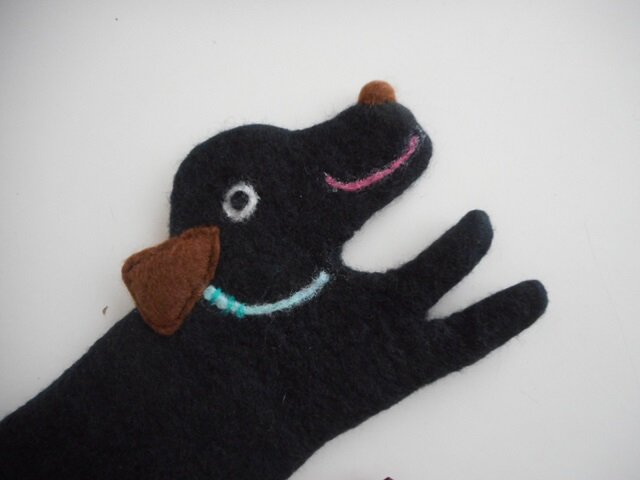 走る犬のケース | iichi 日々の暮らしを心地よくするハンドメイドやアンティークのマーケットプレイス