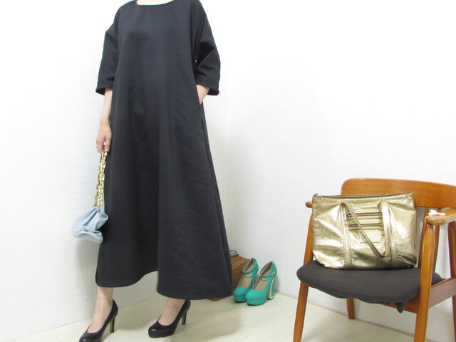 2718さりげなく体型も腕もカバーする大人のブラックコットンAラインワンピース | iichi ハンドメイド・クラフト作品・手仕事品の通販