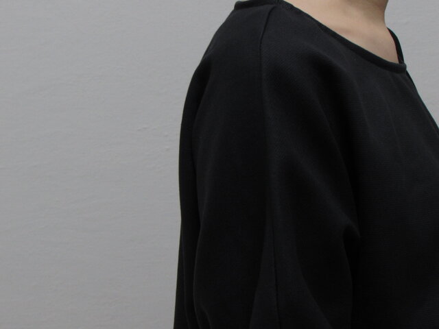 2718さりげなく体型も腕もカバーする大人のブラックコットンAラインワンピース | iichi ハンドメイド・クラフト作品・手仕事品の通販